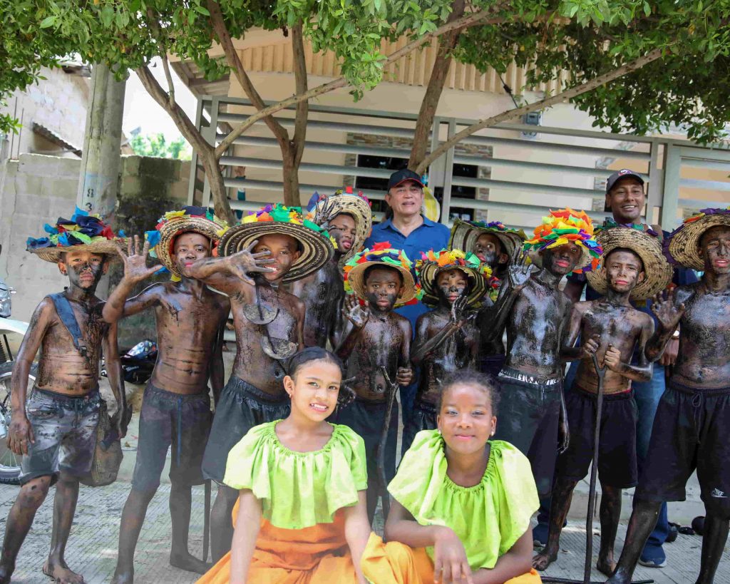 Director de Prosperidad Social, Gustavo Bolívar, entrega obras a ...
